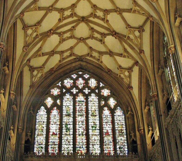 This is how you can visit the impressive Gothic cathedral of Wells ...