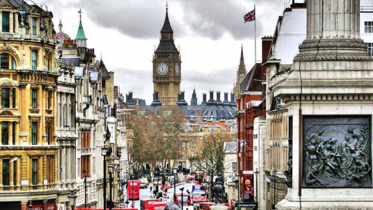 This is Trafalgar Square, monuments to see in London's iconic square