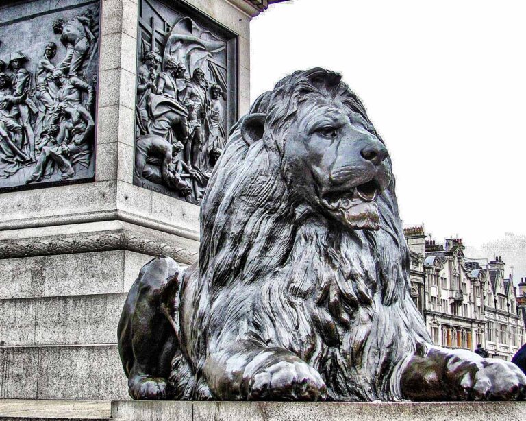 This is Trafalgar Square, monuments to see in London's iconic square