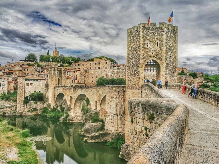 Guide to traveling to Catalonia, more than 100 interesting places to see