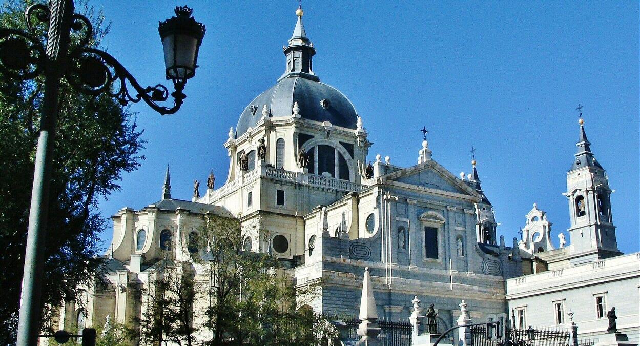 Il s’agit de la controversée cathédrale de l’Almudena à Madrid, vaut ...